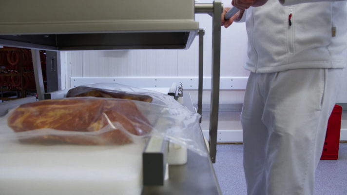 Vacuum in traditional butcher´s shop – Boss Verpackungsmaschinen GmbH ...